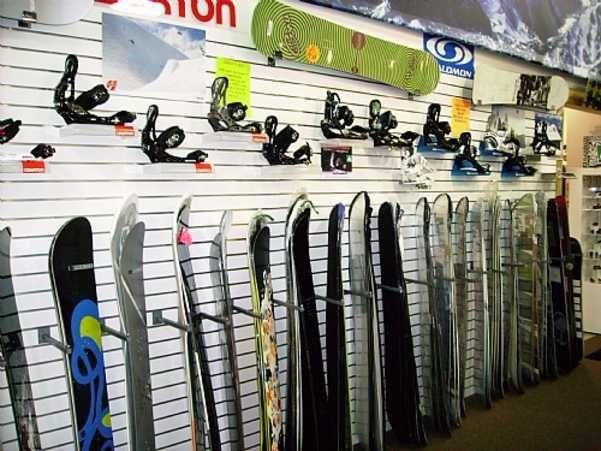 Gridwall vs Slatwall: Which One Is Right For Your Merchandise? | Handy ...